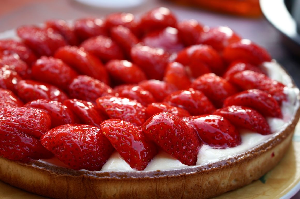 Astuces de chef pour mettre joliment les fraises sur une tarte
